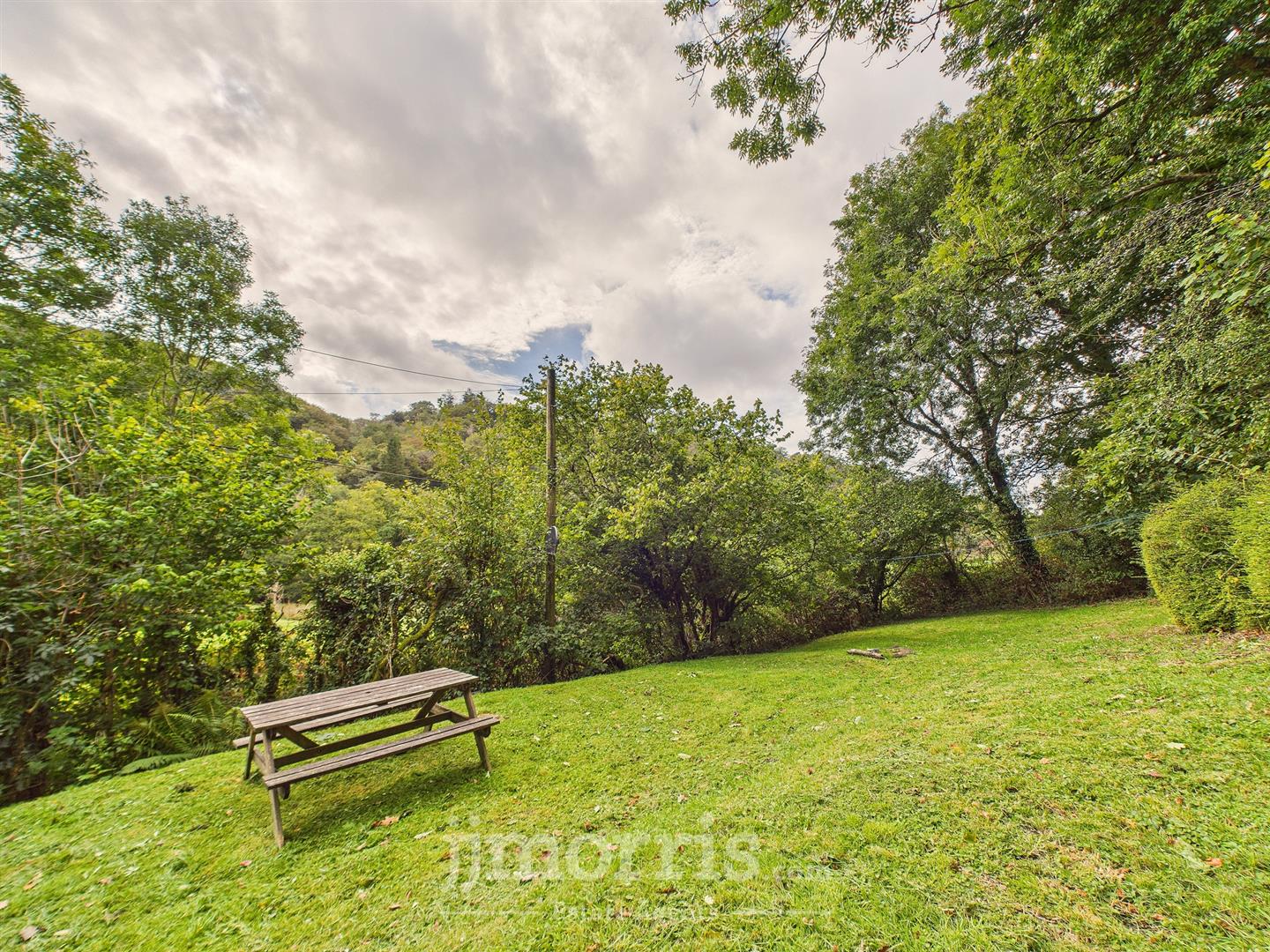 Cwmllan, Pontfaen, Fishguard – JJMorris